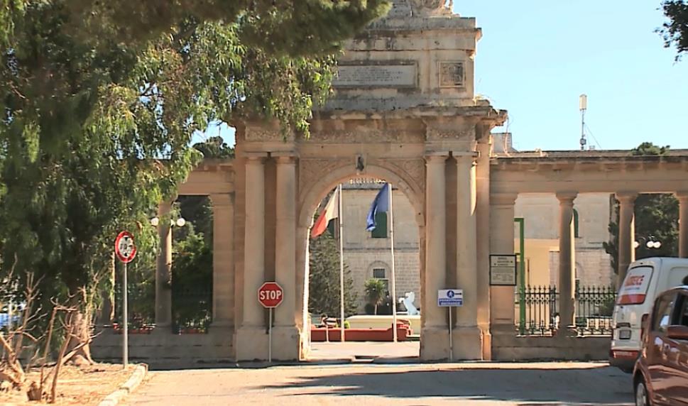 Three people in one cell at Mount Carmel and a murder: suspect admitted ...